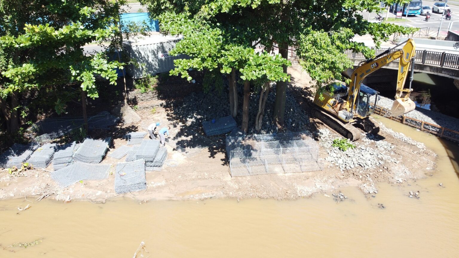 Prefeitura executa muro de gabião no rio Piracicaba, na saída do ...